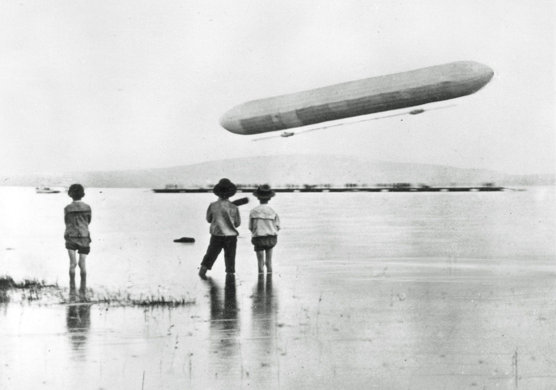 Zweiter und dritter Aufstieg des ersten Zeppelin-Luftschiffes LZ 1 ...