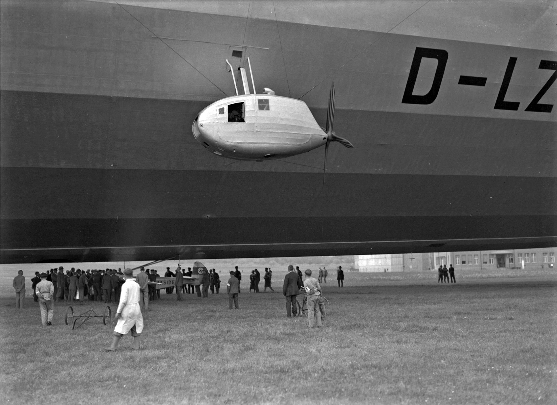 Risky maneuvers: glider launch of LZ 127 Graf Zeppelin - Zeppelin Museum