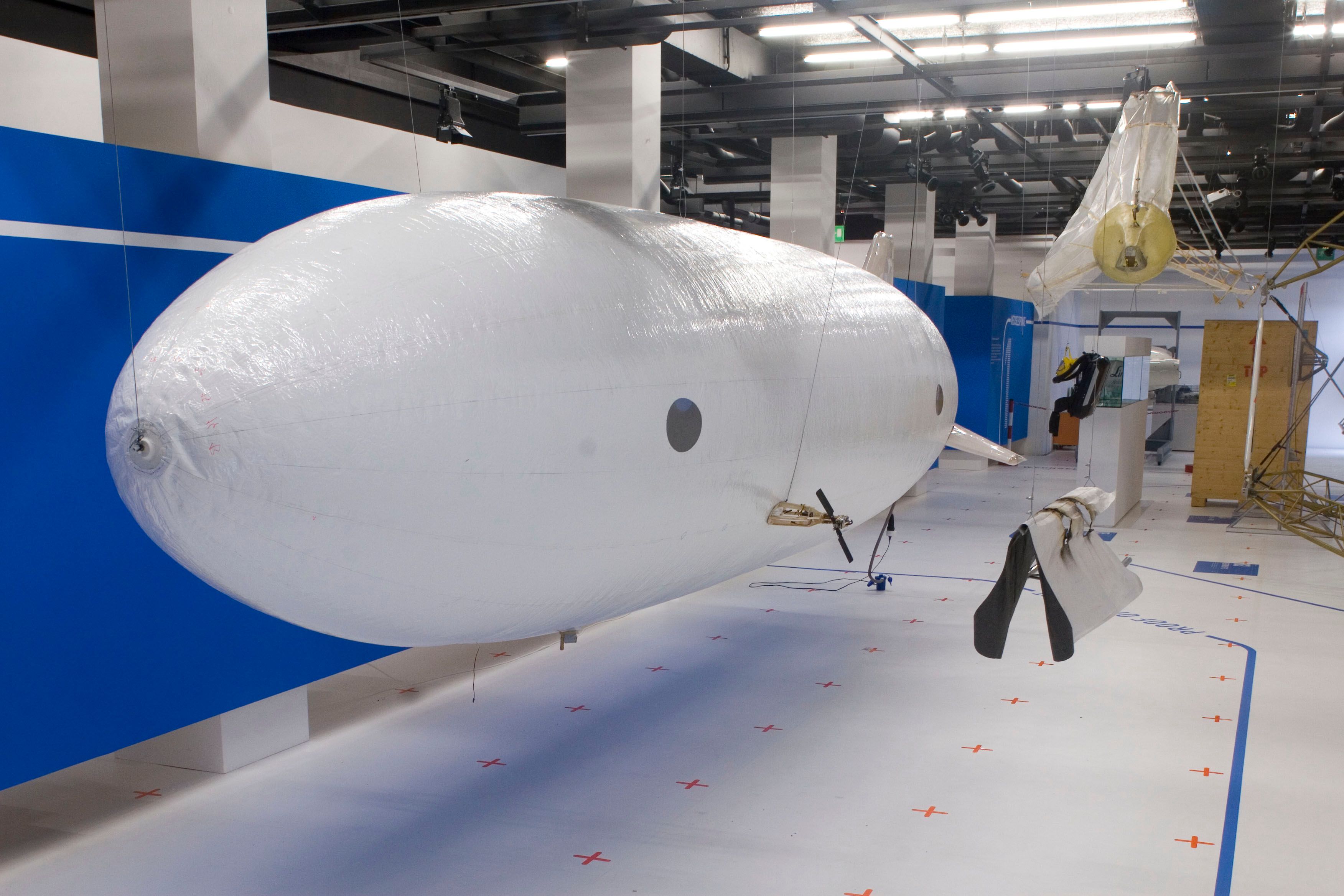 Zeppelin Fliegen Oder Fahren1713985472