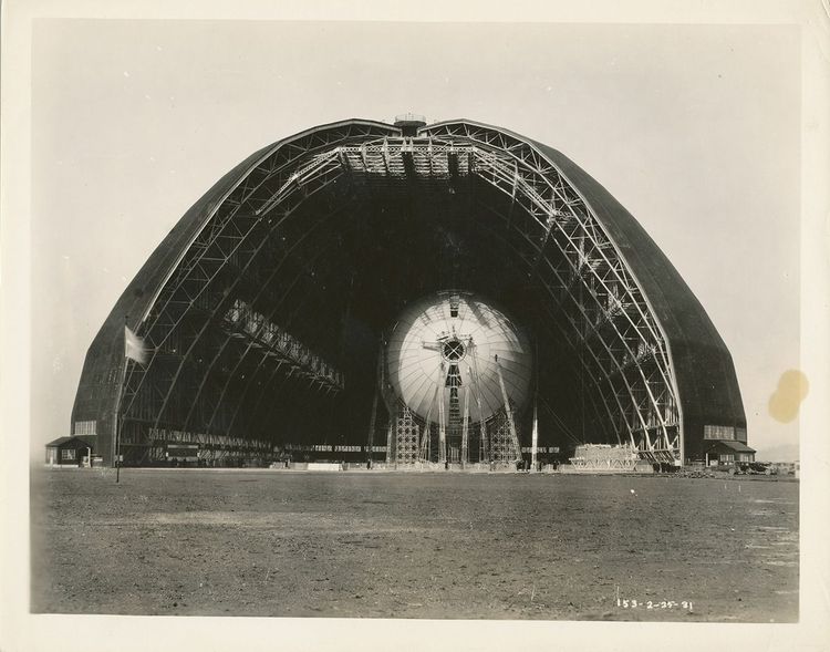 Flying Aircraft Carrier: The American rigid airship USS Akron (ZRS-4 ...