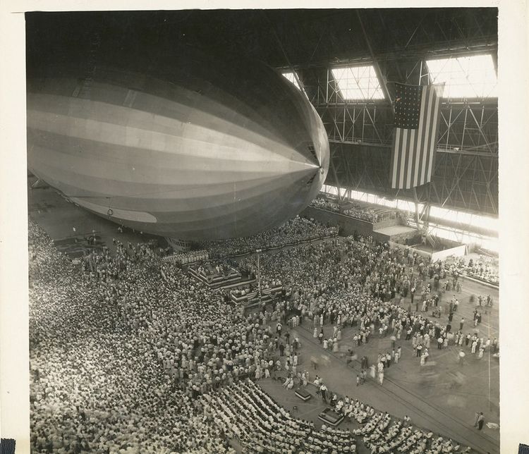 Flying Aircraft Carrier: The American rigid airship USS Akron (ZRS-4 ...